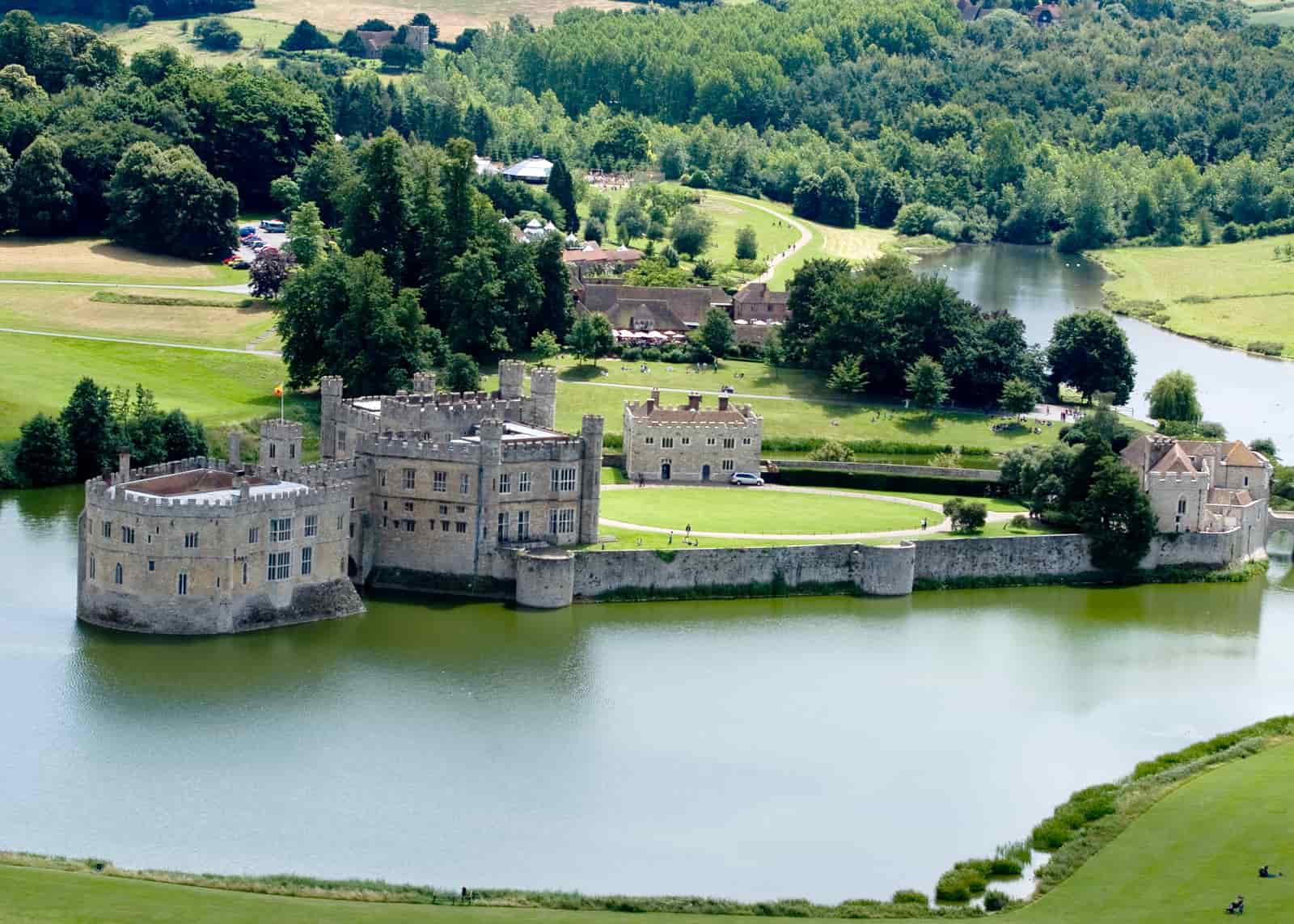 Leeds Castle – Half Day Tour ( Luxury Tours ) - London Tour Packages